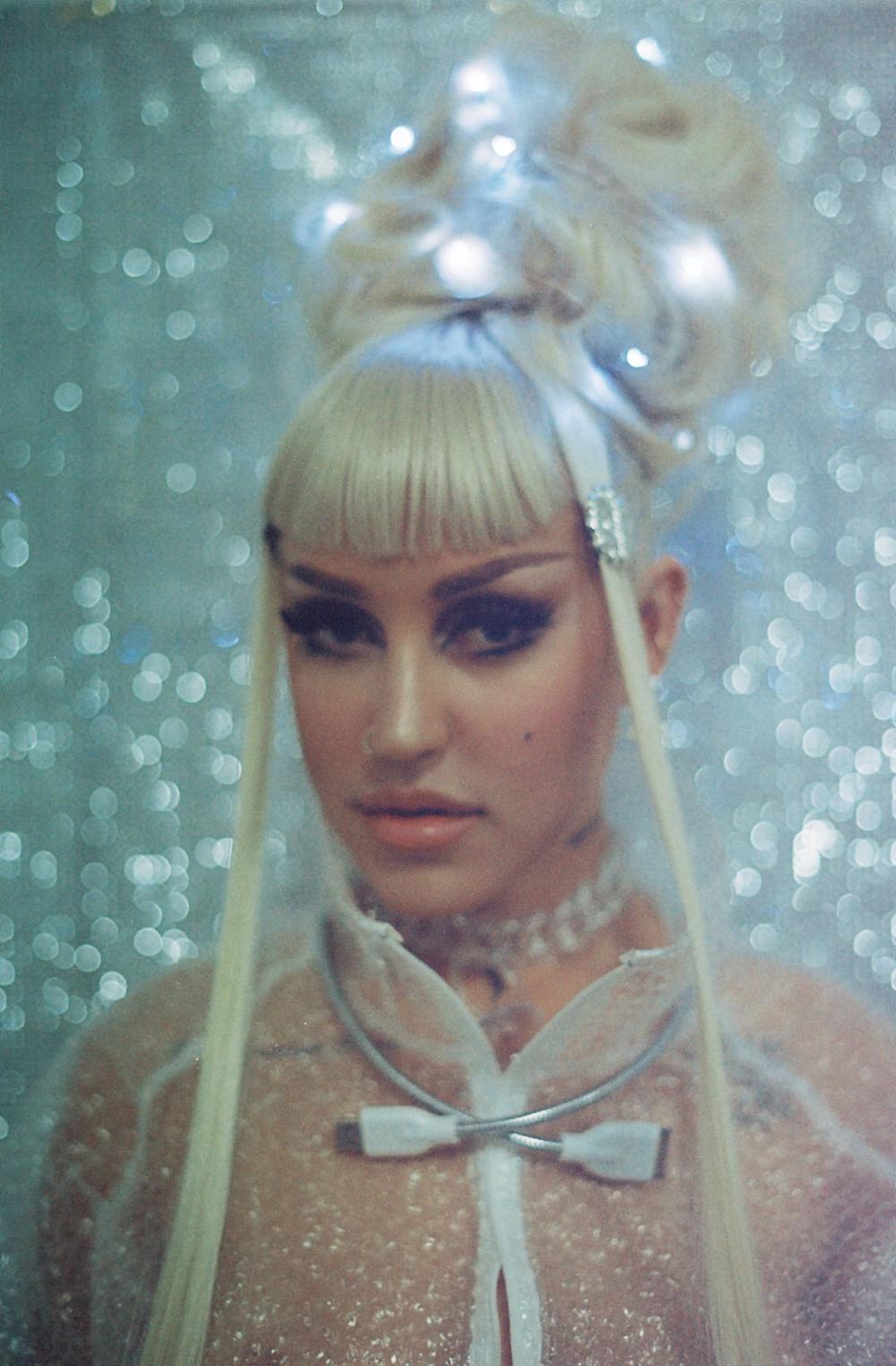Smukke Fotografier Af Et Dekadent Liv Med Solopgange Sex Og Glitter Vice